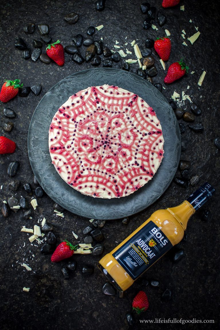 No Bake Eierlikör Cheesecake mit Erdbeer-Mandala | Life Is Full Of Goodies