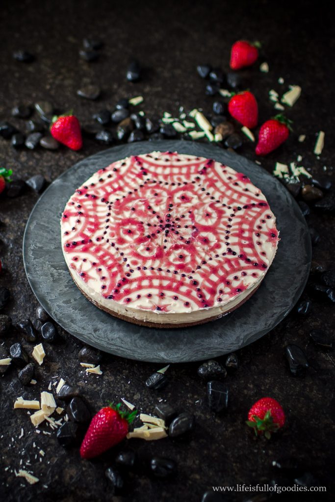 No Bake Eierlikör Cheesecake mit Erdbeer-Mandala | Life Is Full Of Goodies
