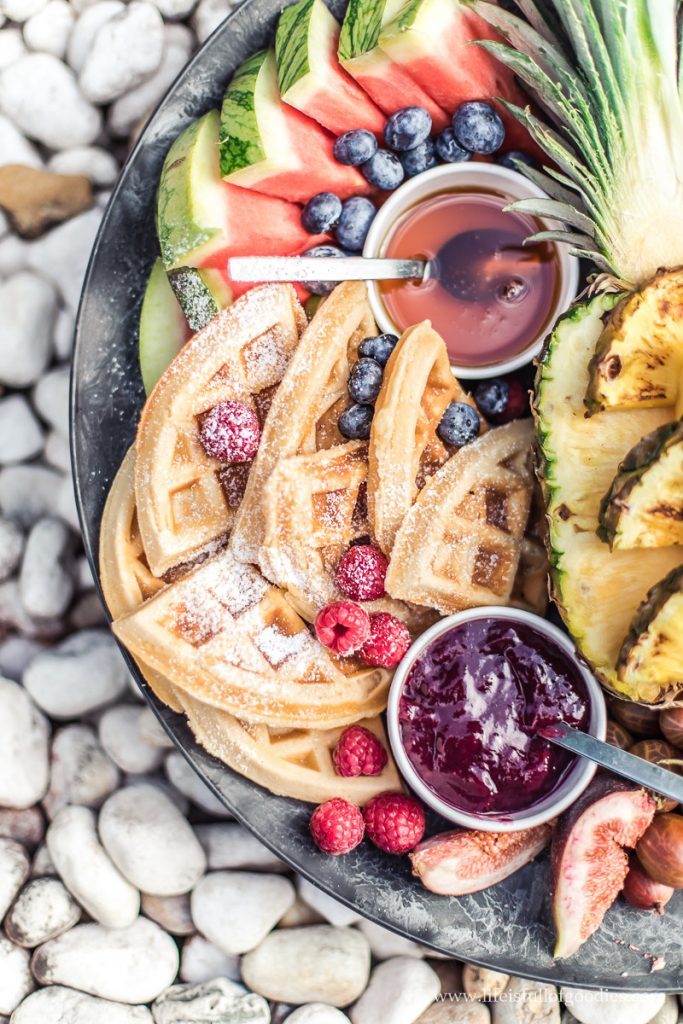 Waffle Board - Waffeln mit gegrillter Ananas, Früchten und süßen Dips ...