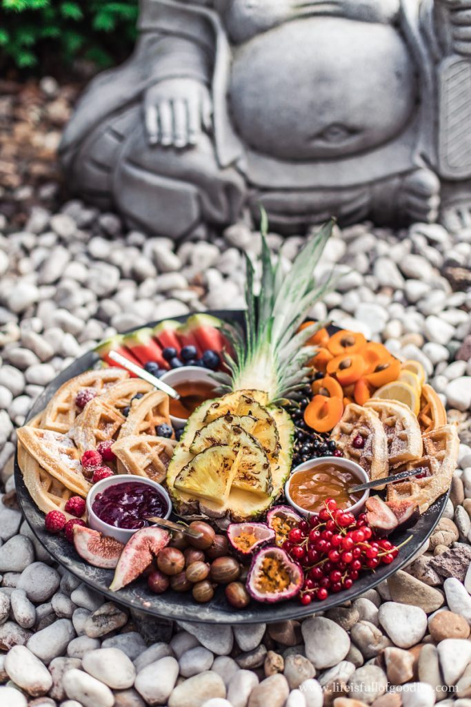 Waffle Board - Waffeln mit gegrillter Ananas, Früchten und süßen Dips ...