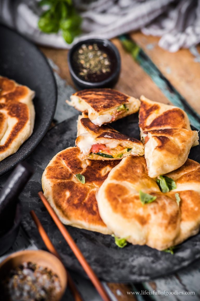 Gefüllte Fladen - Veggie mit Zucchini, Tomaten und Käse | Life Is Full ...