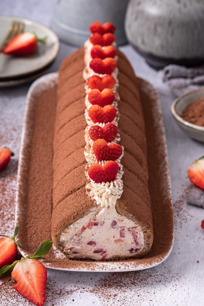 Erdbeer Tiramisu Rolle | Life Is Full Of Goodies